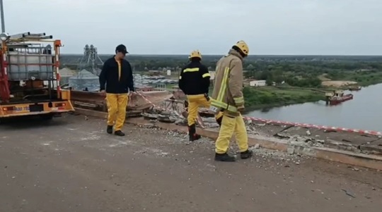 Investigan posible caída de vehículo en puente Nanawa