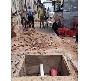 Persona ciega cae a pozo sin señalización en microcentro